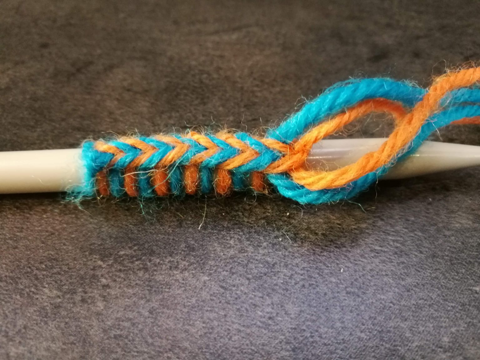Two-color cast on method (video + photo tutorial) - Knitgrammer
