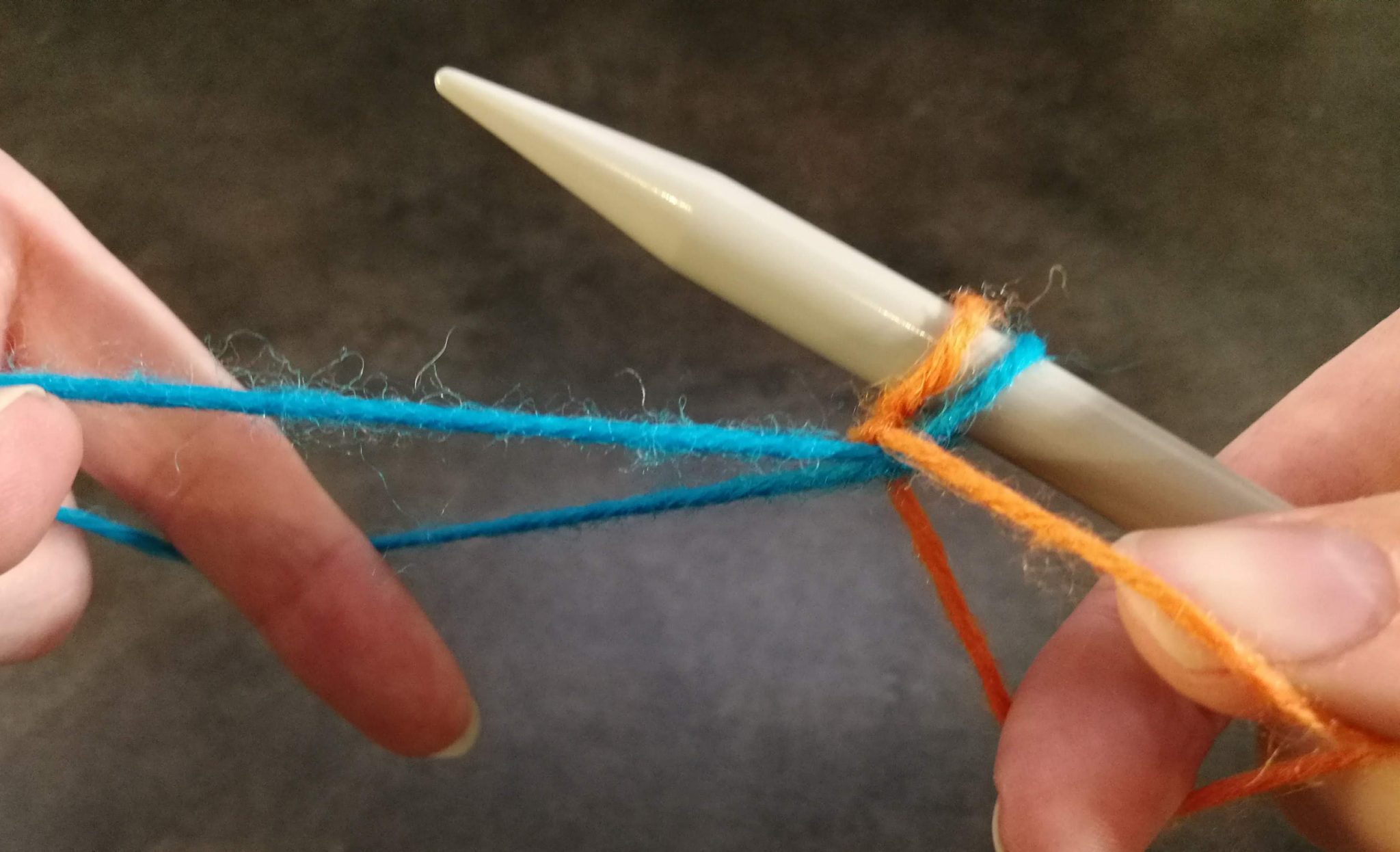 Two-color cast on method (video + photo tutorial) - Knitgrammer