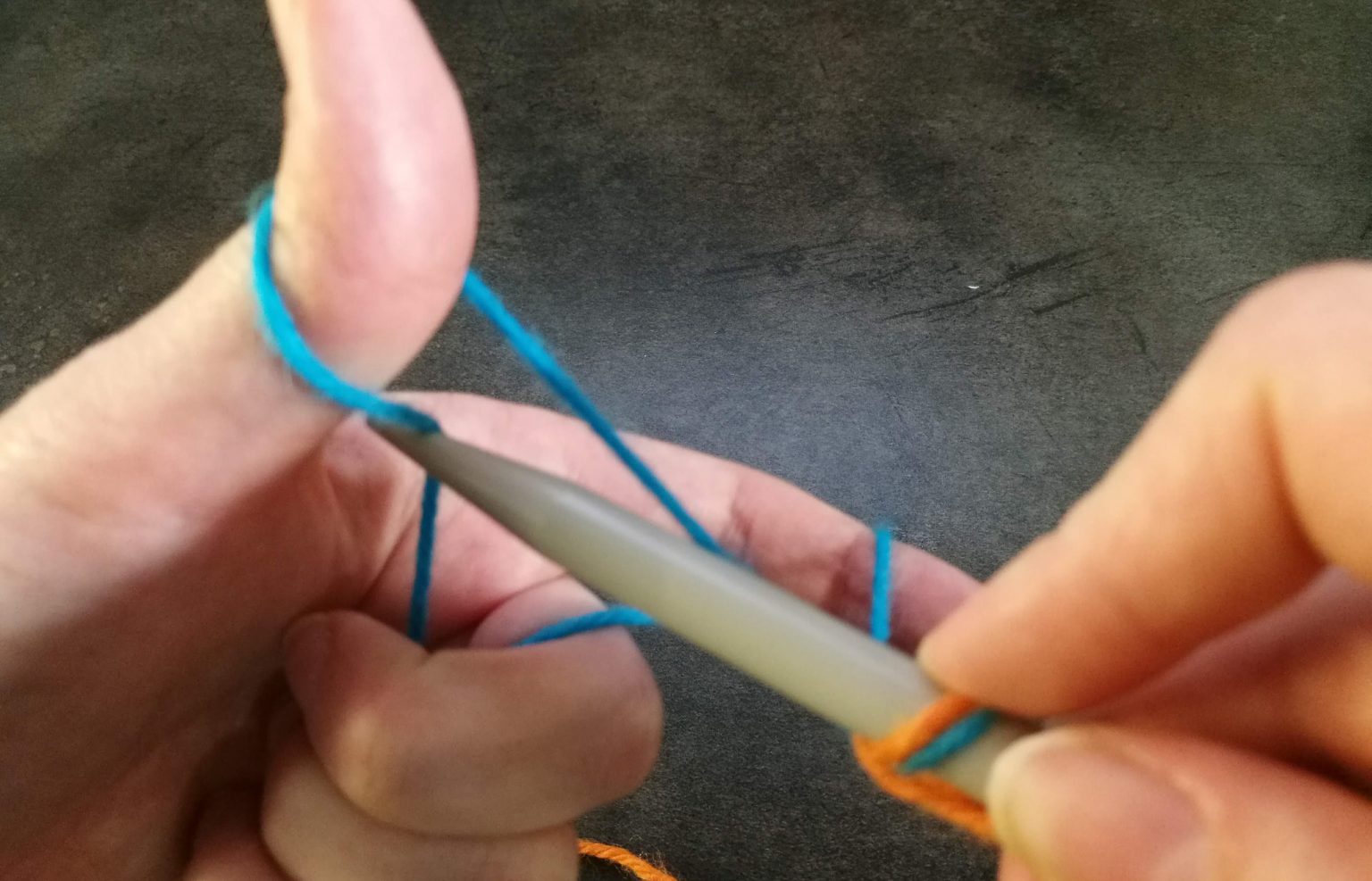 Two-color cast on method (video + photo tutorial) - Knitgrammer