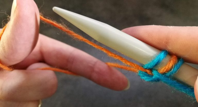 Two-color cast on method (video + photo tutorial) - Knitgrammer