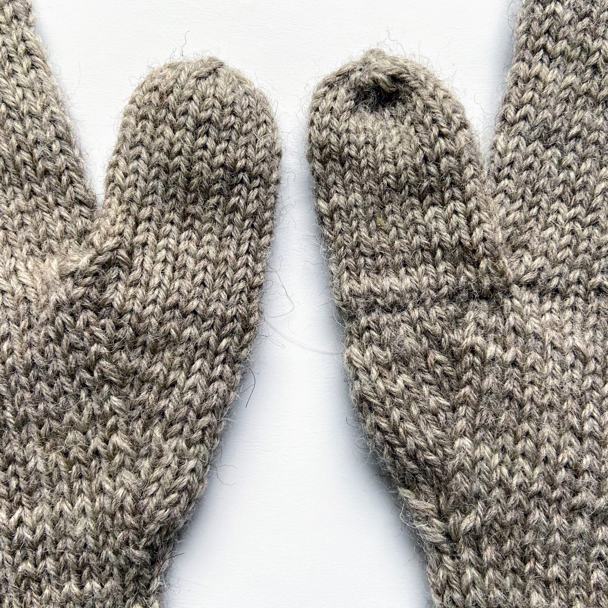 Basic Thumb Gusset Pattern for Top-Down Mittens - Knitgrammer