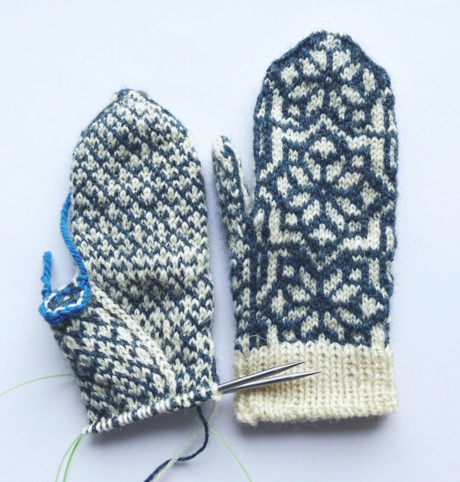 Norwegian style colorwork mittens [FREE knitting pattern] - Knitgrammer