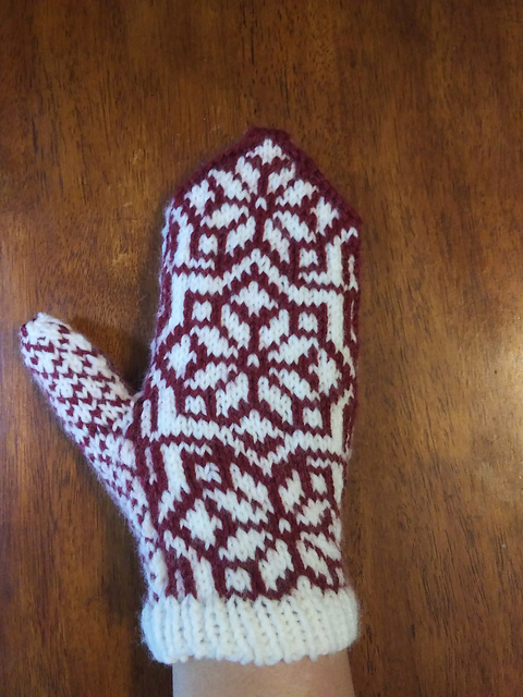 Norwegian style colorwork mittens [FREE knitting pattern] - Knitgrammer