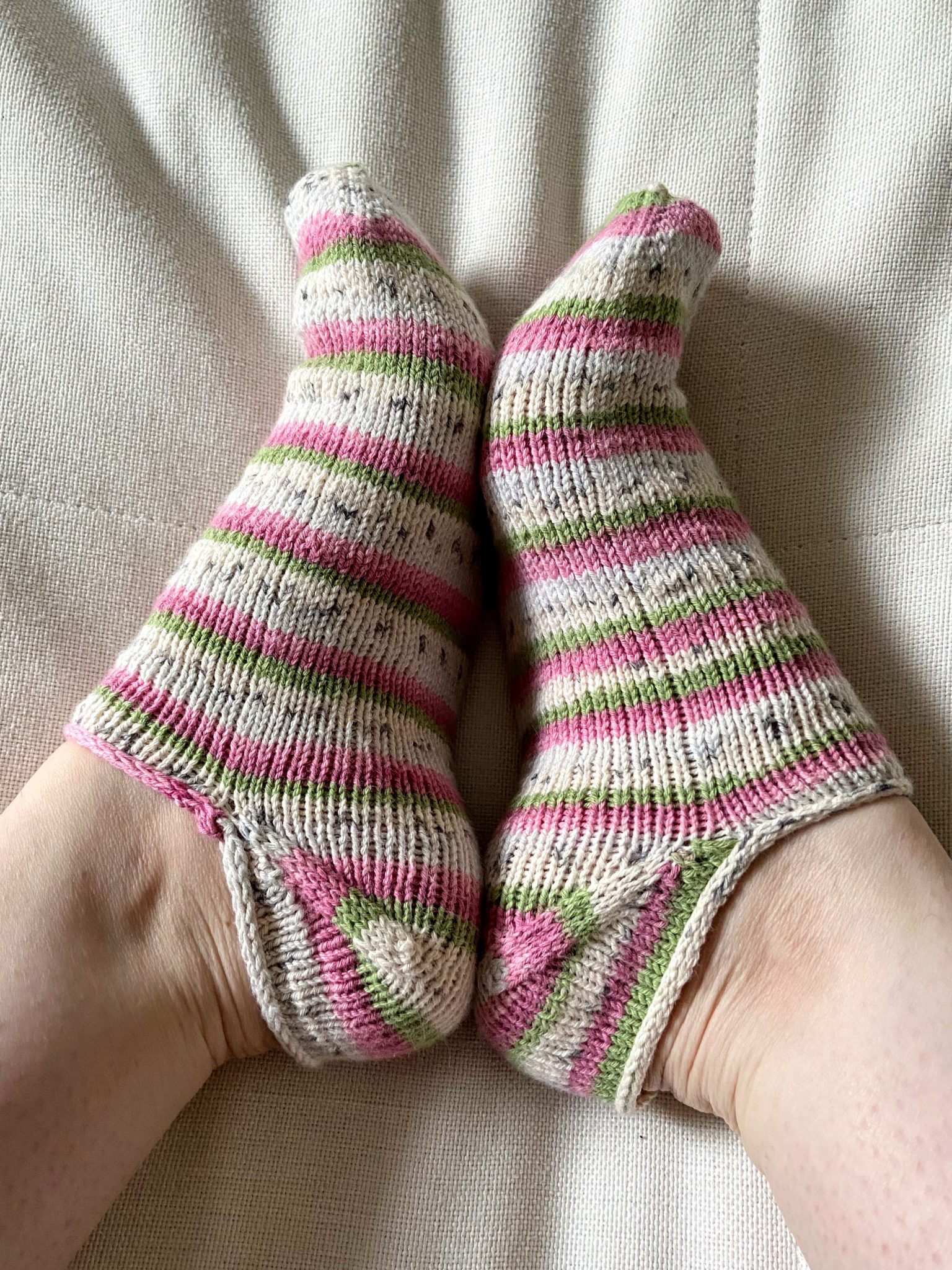 FREE Ankle Socks Knitting Pattern With Image Tutorial - Knitgrammer