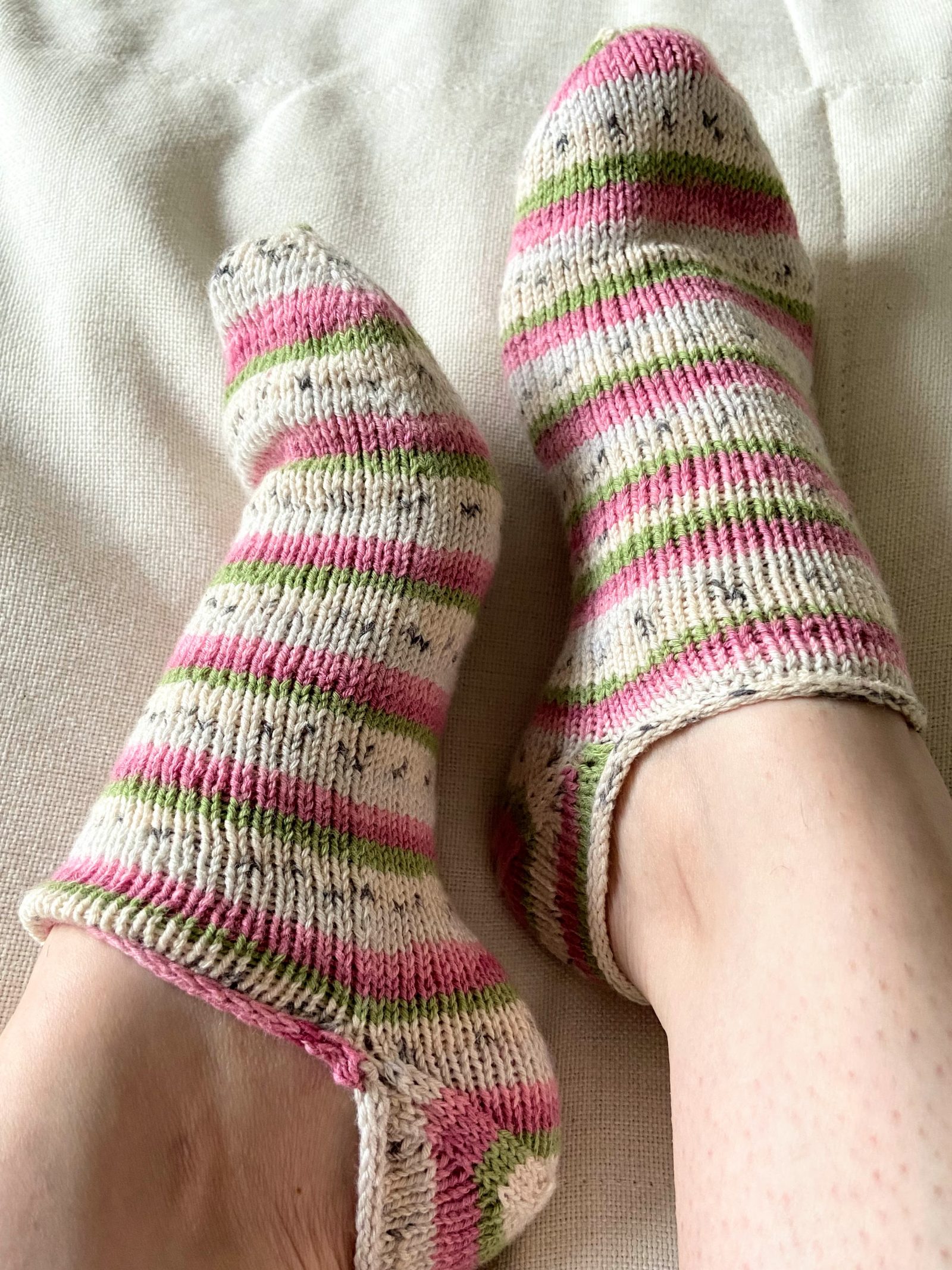 FREE Ankle Socks Knitting Pattern With Image Tutorial - Knitgrammer
